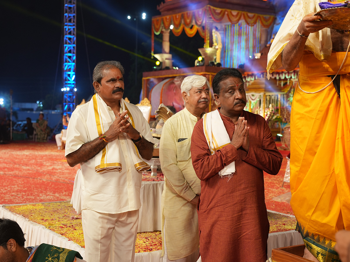 హైదరాబాద్ : ఎన్టీఆర్ స్టేడియంలో ఘనంగా కోటి దీపోత్సవం (ఫొటోలు) | Divine Celebrations At Koti ...